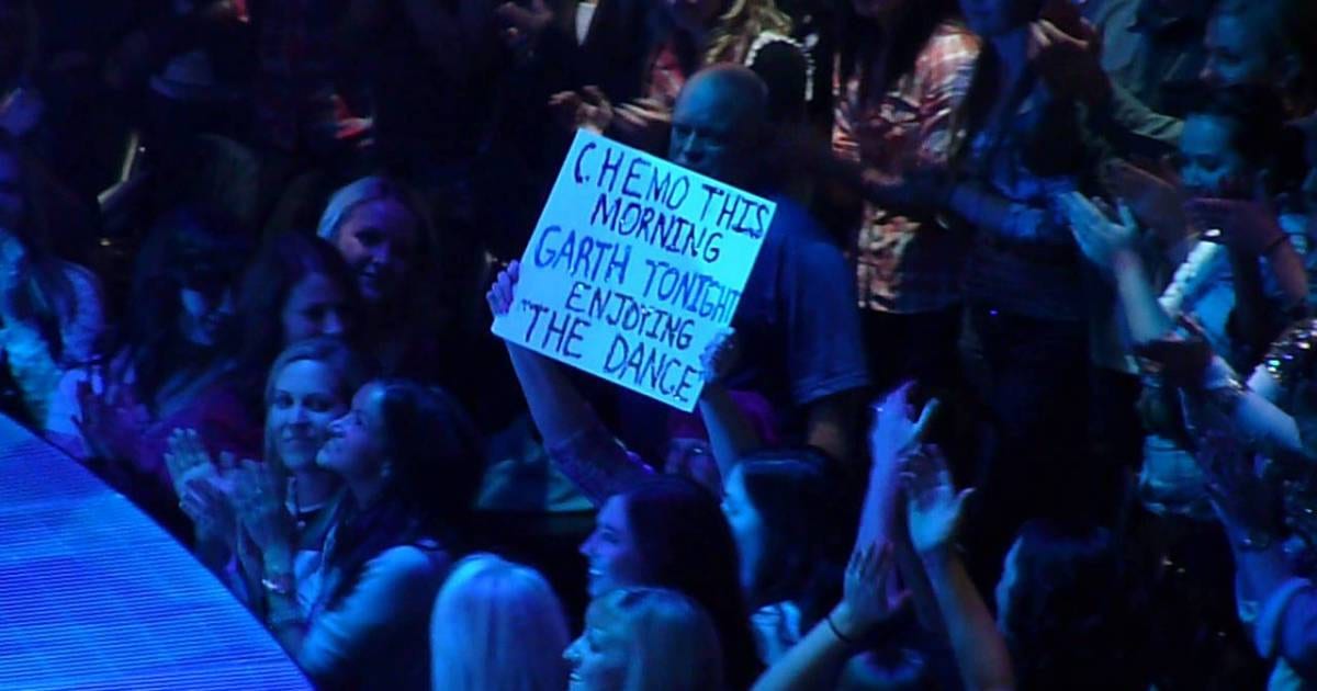 Garth Brooks spots woman holding sign, reading it makes him instantly ...