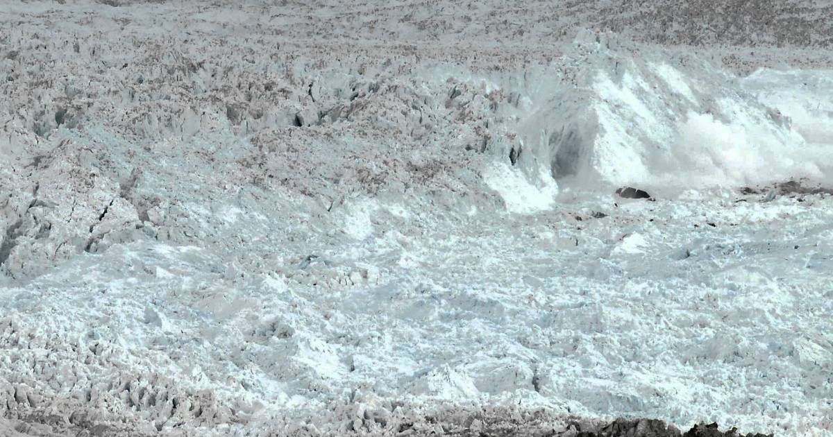 Man points his camera at glacier and captures a massive piece of ice ...