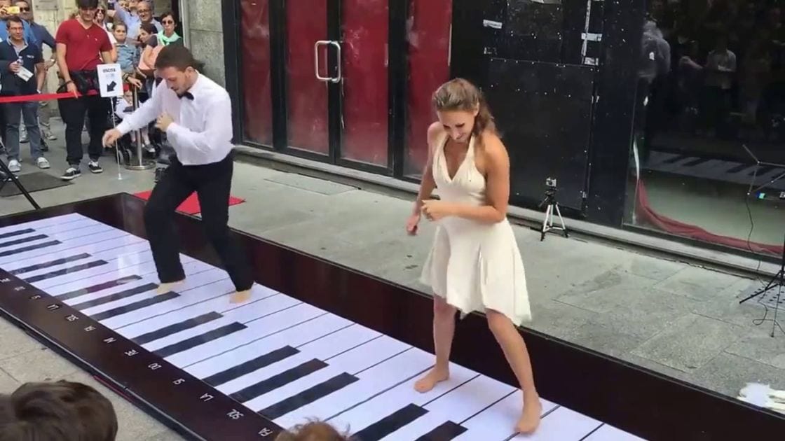 A couple entertain by dancing on a giant piano – the song they choose ...