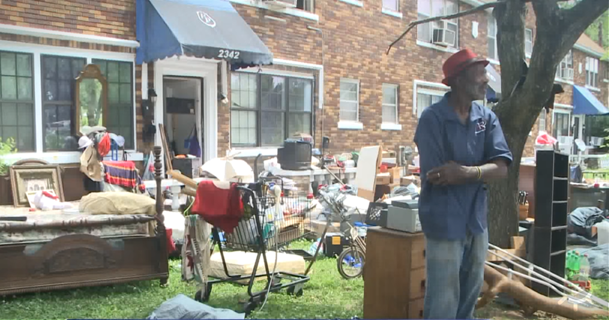 An older man gets evicted with 20 adopted strays, then reporters ...