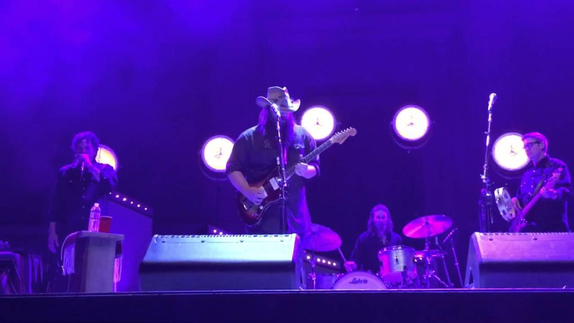 Chris Stapleton Stuns Crowd With Epic Cover Of Prince’s ‘Nothing ...