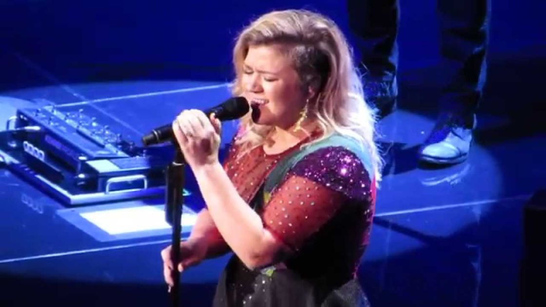 Kelly Clarkson Sings Heartbreaking “Purple Rain” Cover In The Twin ...