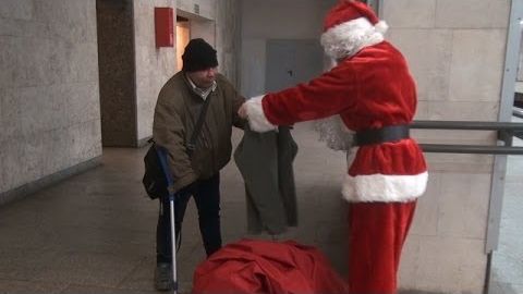 Santa Approached Those Homeless Men. When He Did THIS, I Couldn’t Stop ...