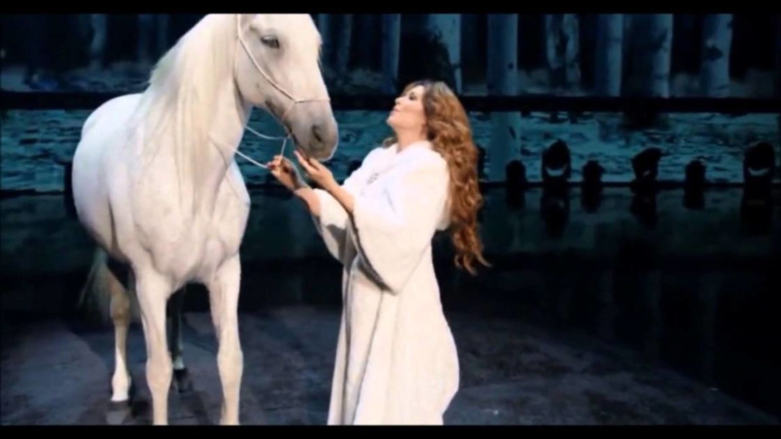 Shania Twain Does An Amazing Performance Along With Her Horse! You ...