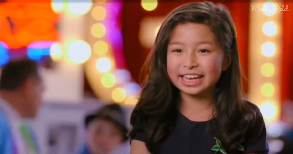 POWERFUL! Tiny Singer Gets Golden Buzzer on 'World's Got Talent' Stage