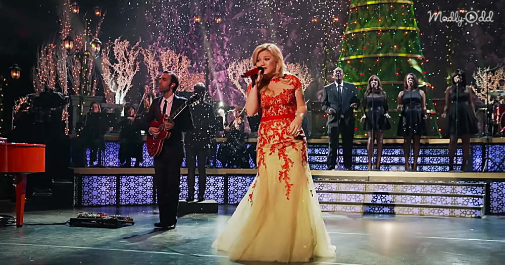 Kelly Clarkson Reinvents A Classic Carol With This Electric On-Stage ...