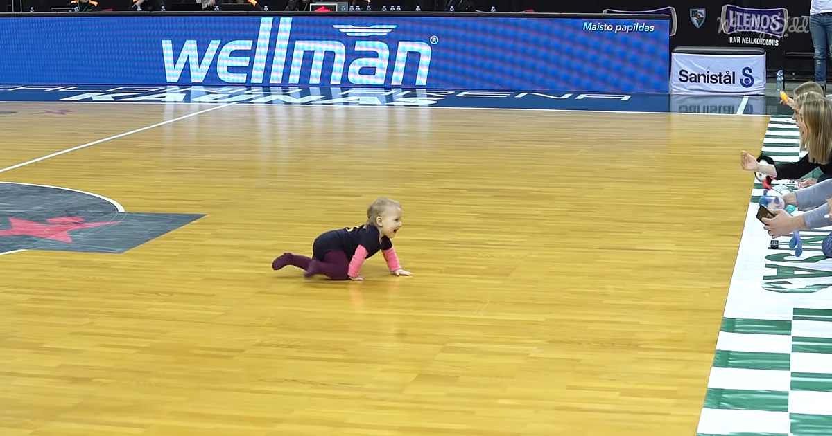 Adorable Babies Crawl Across The Finish Line In A Baby Race