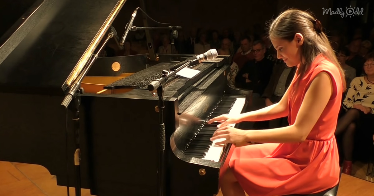 World-Renowned Pianist’s Fingers Practically Fly Across The Keys During ...