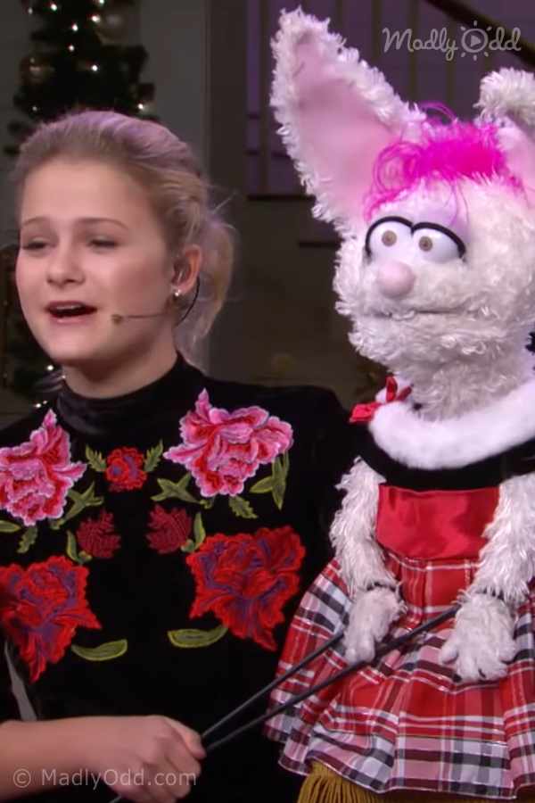 Darci Lynne sings country version of ‘Jingle Bells’ – Madly Odd!