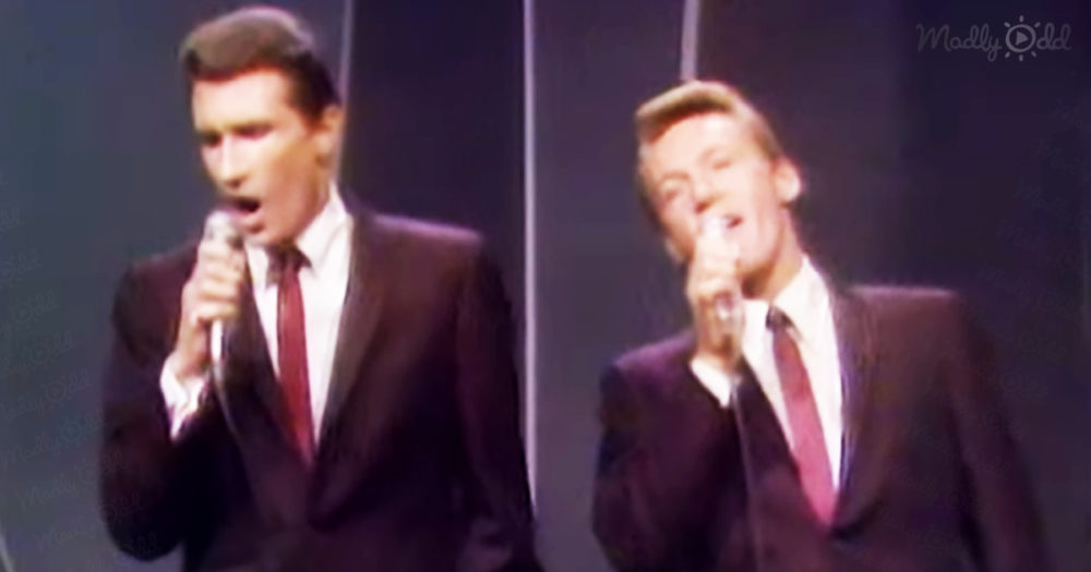Righteous Brothers sing 1965 classic 'You'll Never Walk Alone' on The ...