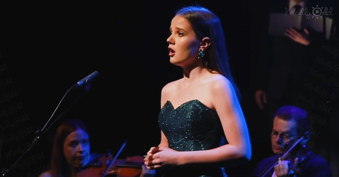 Amira Willighagen sings ‘La Vergine degli Angeli’ for a Christmas concert