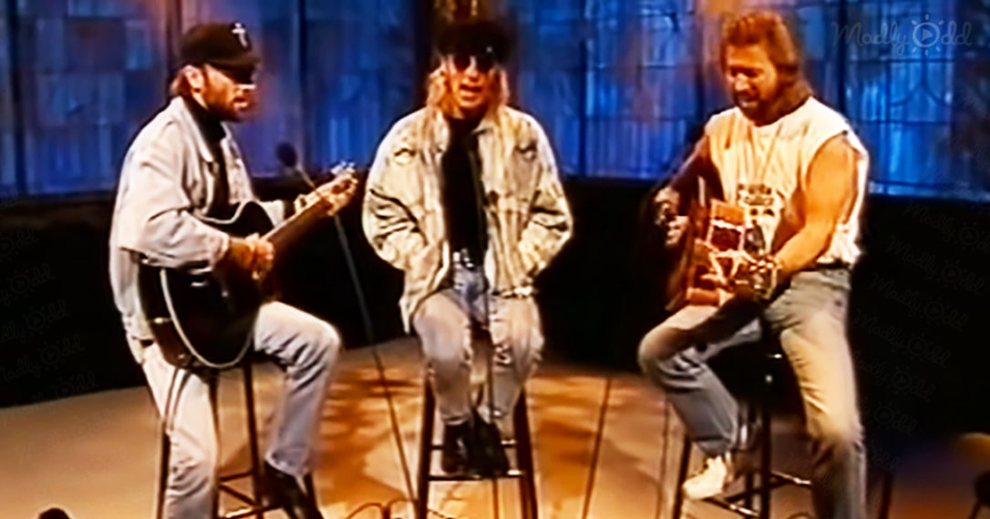 The Bee Gees blow minds with their shocking harmonies in this 1993 MTV ...