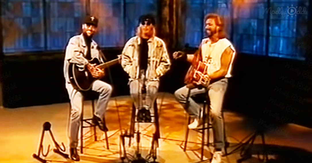 The Bee Gees blow minds with their shocking harmonies in this 1993 MTV ...