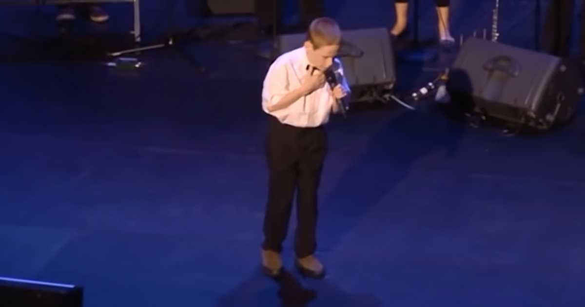 10-year-old autistic blind boy sings a song that’s perfect for him ...