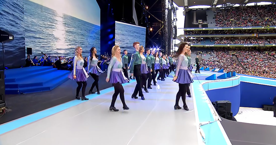 Hair-raising moment 500+ Irish dancers join Riverdance crew for live ...