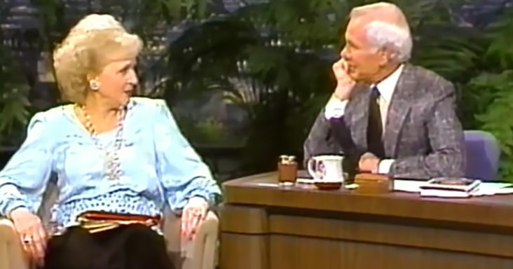 Betty White makes Johnny Carson blush on ‘The Tonight Show’ – Madly Odd!