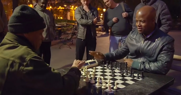Chess hustler tries and fails to cheat a chess grandmaster – Madly Odd!
