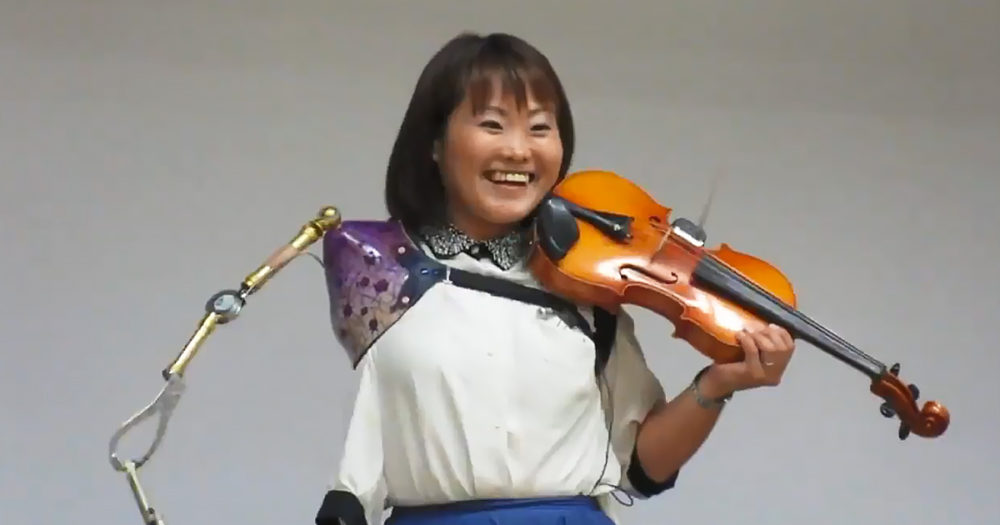 One-armed violinist performs beautiful violin piece with ease – Madly Odd!