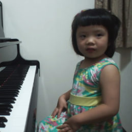 3-year-old prodigy plays piano like a virtuoso – Madly Odd!