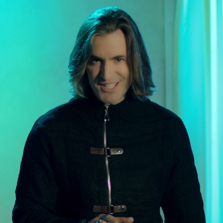 Low Bass Singer Covers The Song God Rest Ye Merry Gentlemen – Madly Odd!