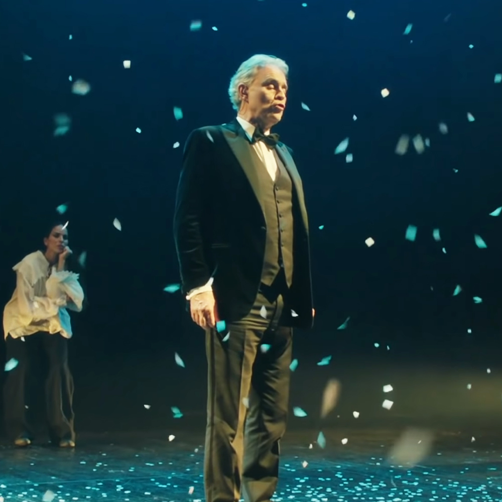 Andrea Bocelli sings ‘Come All Ye Faithful’ in a magnificent opera ...