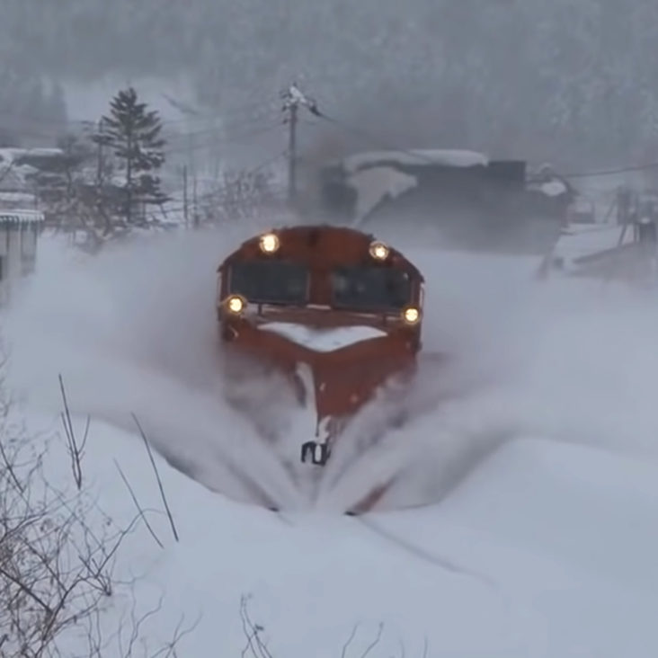 Trains with snow plows turn snow into white tidal waves – Madly Odd!