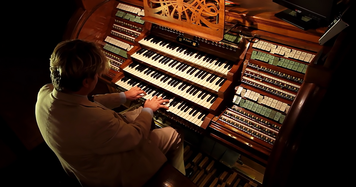 Man plays Bach on massive pipe organ in awe-inspiring display of talent
