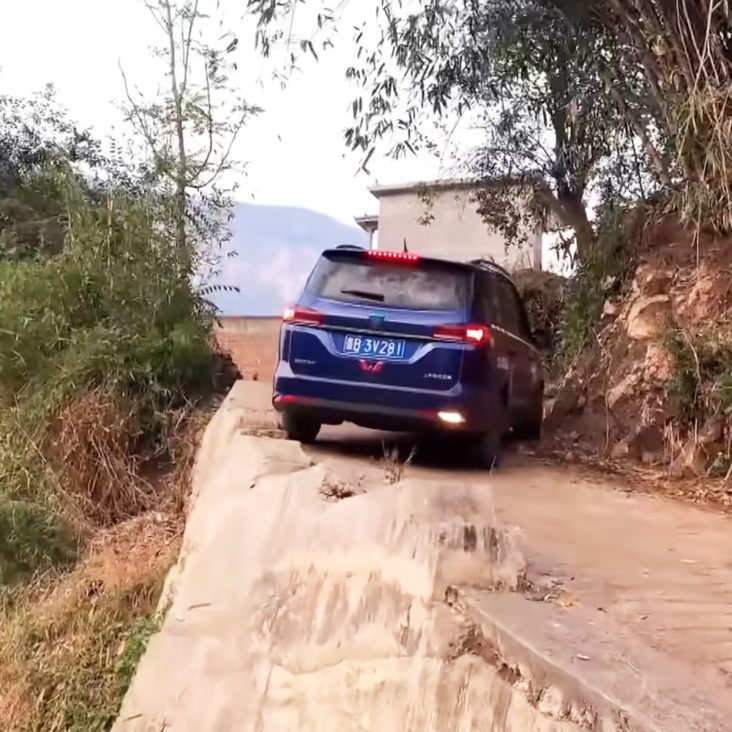 Expert driver pulls off nail-biting u-turn on narrow mountain road ...