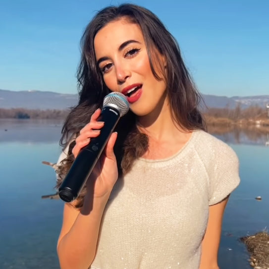 Woman sings ‘Over the Rainbow’ in jaw-dropping performance – Madly Odd!