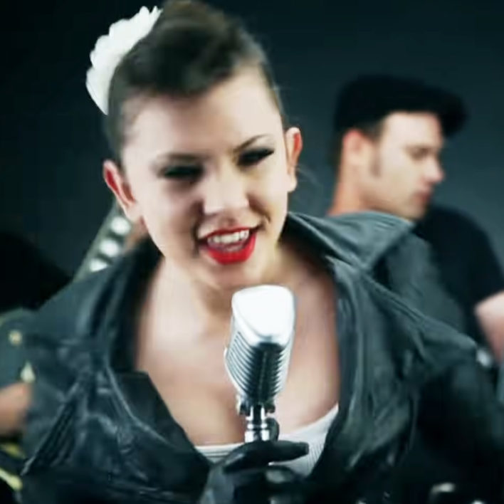 Woman sings fantastic Rockabilly song with talented trio of musicians ...