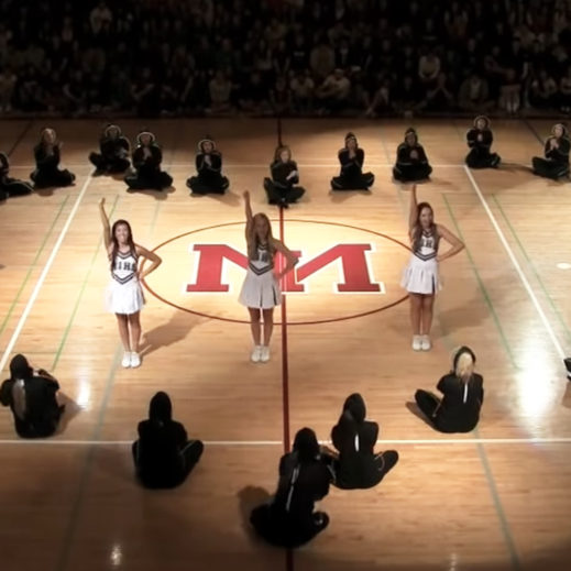 Cheerleading squad performs mesmerizing glow-in-the-dark cheer routine ...