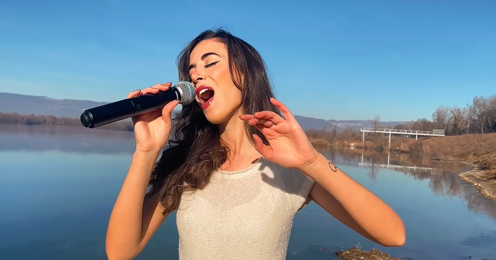 Woman sings ‘Over the Rainbow’ in jaw-dropping performance – Madly Odd!