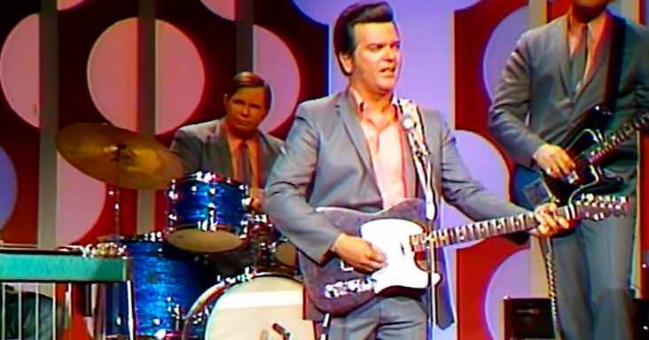 Conway Twitty sings ‘Hello Darlin” in classic live performance
