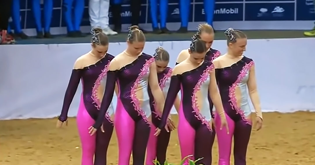 Girls perform amazing gymnastics routine on moving horse at equestrian ...