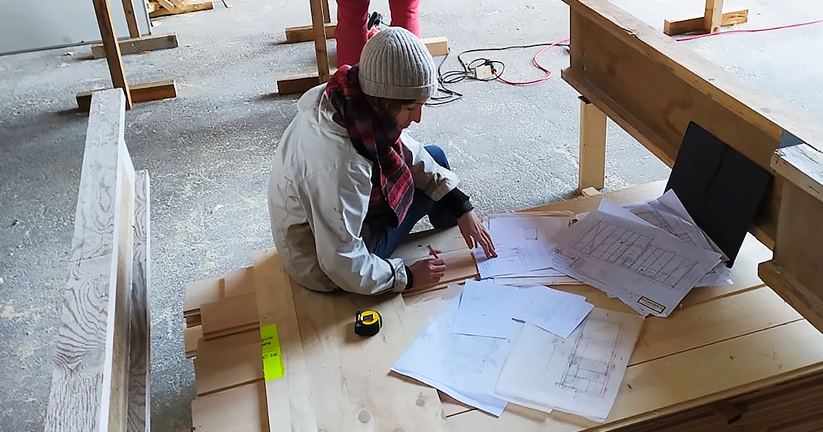 Incredible woman builds tiny house for herself in the countryside ...