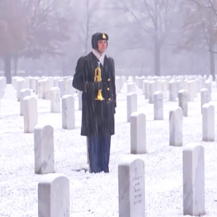 U.S. Army bugler performs “Taps” at Arlington Cemetery in the snow ...