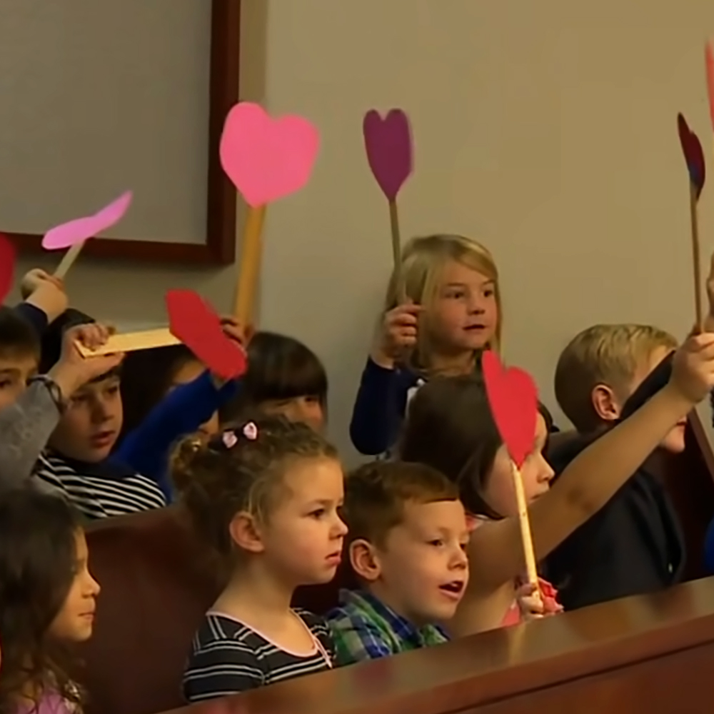 5-year-old invites his whole class to his adoption ceremony in touching ...