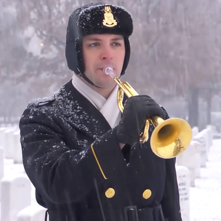 U.S. Army bugler performs “Taps” at Arlington Cemetery in the snow ...