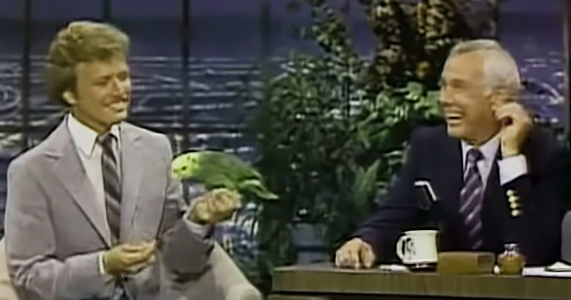 Johnny Carson cracks up at singing parrot on ‘The Tonight Show’ – Madly ...