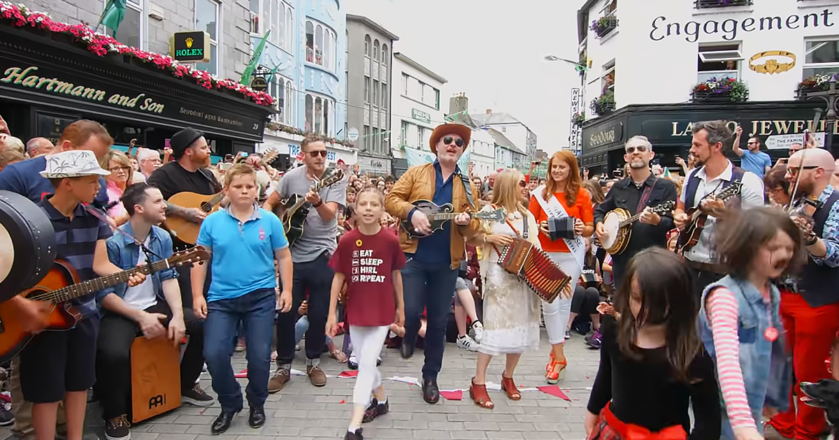 Over 15,000 people perform “Galway Girl” in the streets of Galway ...