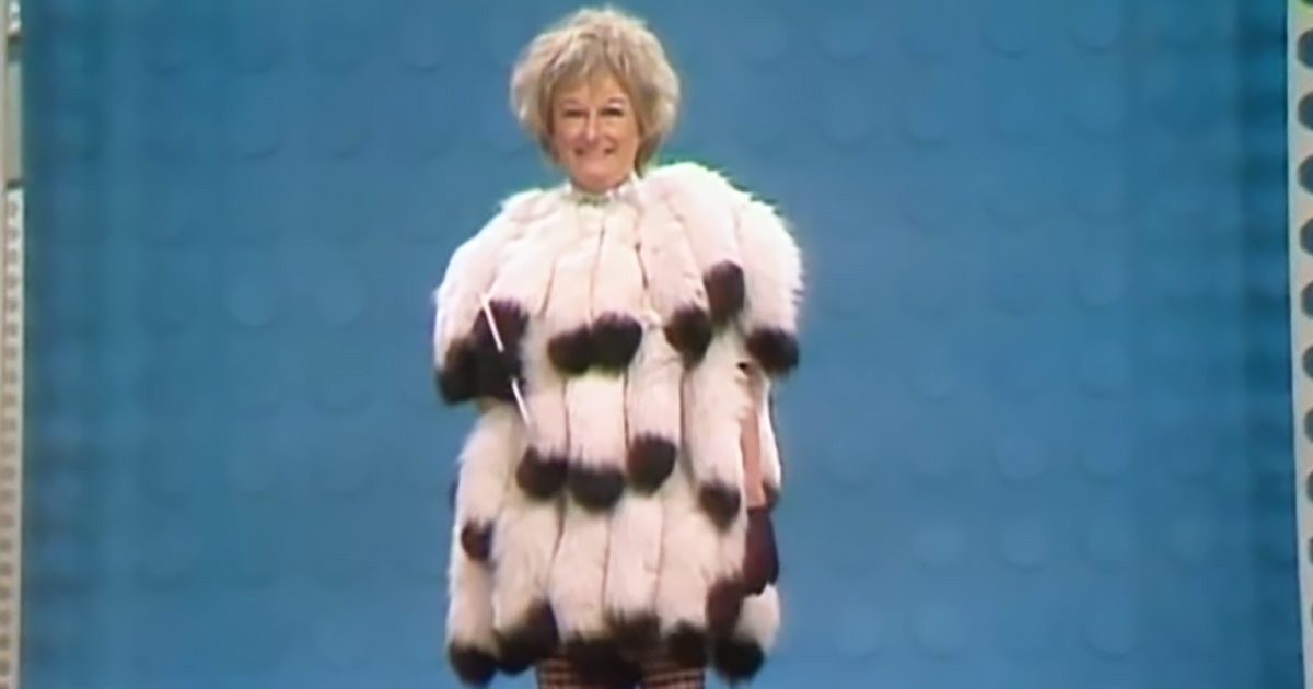 Phyllis Diller performs hilarious standup routine on ‘The Carol Burnett ...