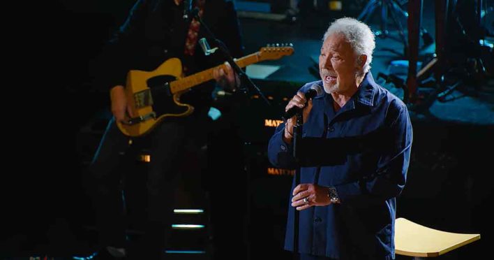 81-year-old Tom Jones performs to a sold-out concert audience – Madly Odd!