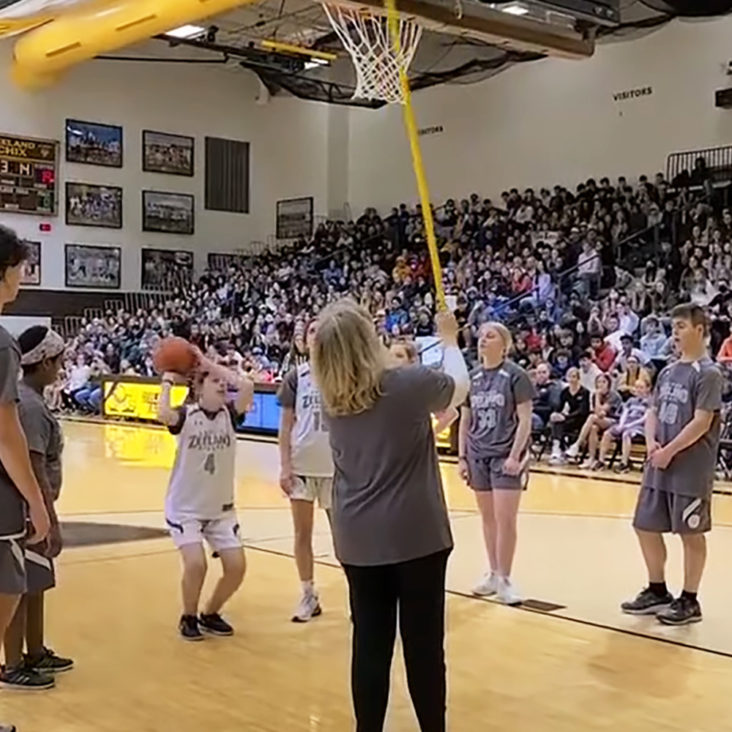 Blind basketball player makes shot in front of 2,500 cheering fans ...