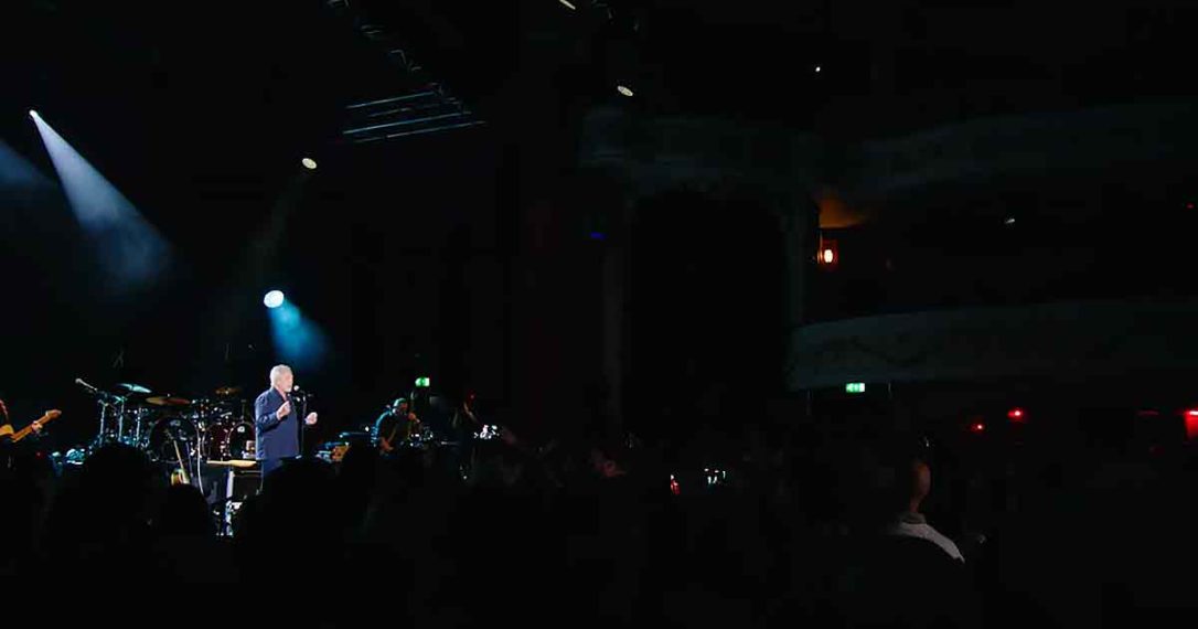 81-year-old Tom Jones performs to a sold-out concert audience – Madly Odd!