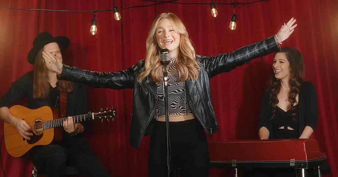 AGT darling Darci Lynne beautifully sings a cowgirl’s song – Madly Odd!