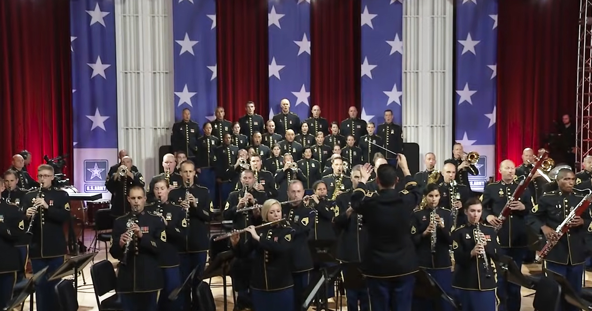 US Army Band gives patriotic performance of the National Anthem