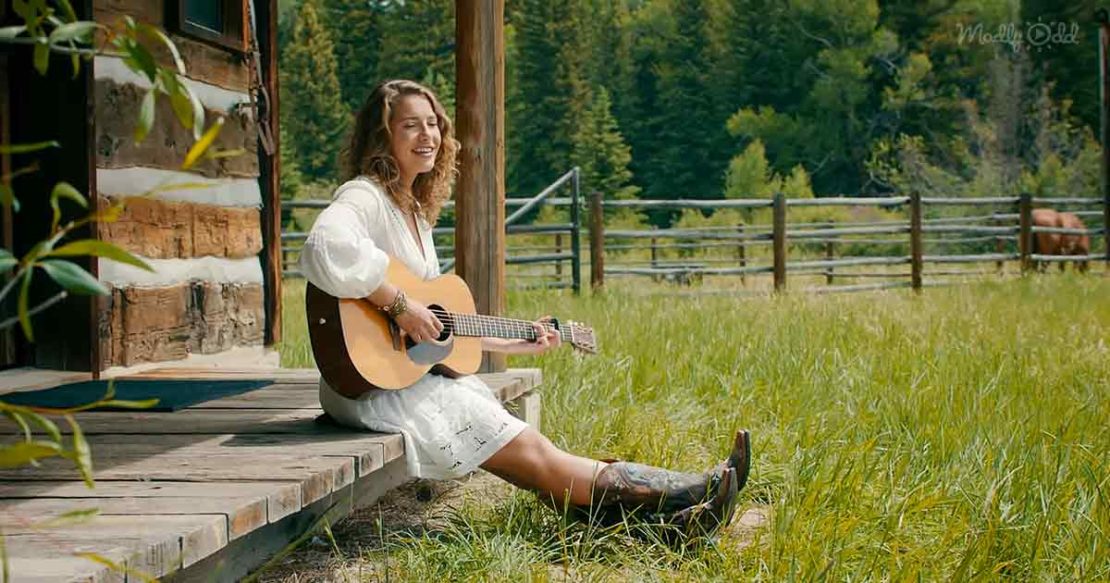 Caroline Jones sings a song every country girl will understand – Madly Odd!