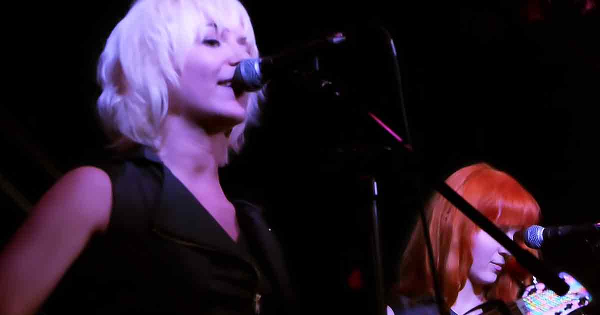 Twin sister singers wow with Chuck Berry’s ‘Johnny B. Goode’ – Madly Odd!