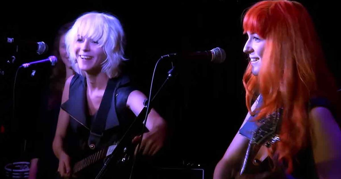 Twin sister singers wow with Chuck Berry’s ‘Johnny B. Goode’ – Madly Odd!