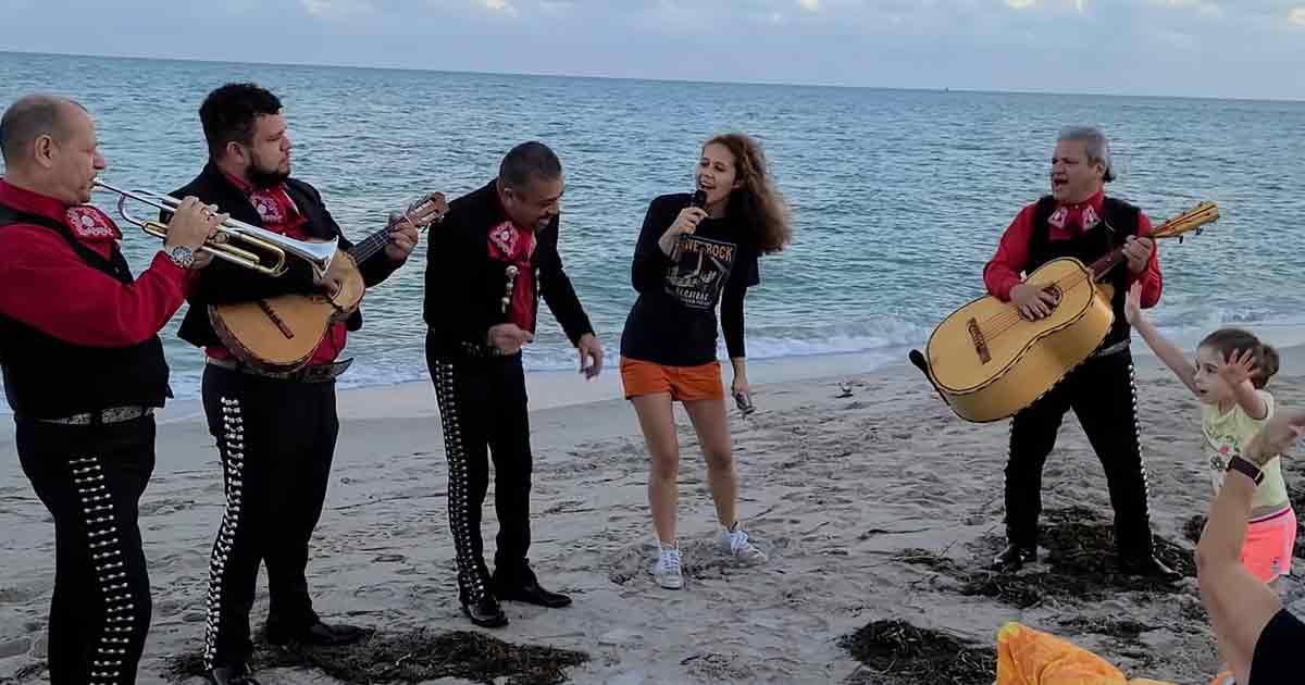 Random girl with astonishing voice spontaneously bursts into song on a ...